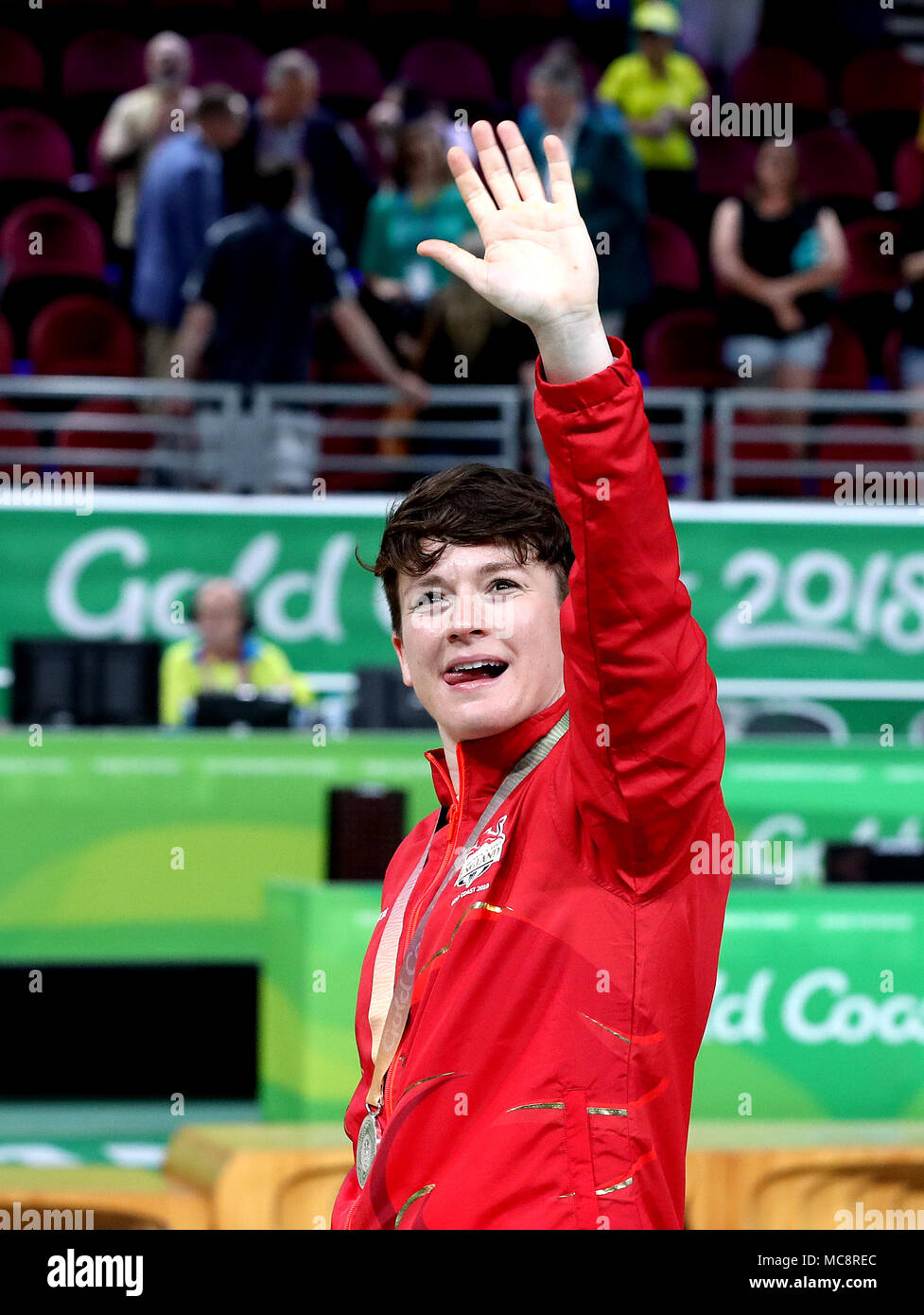 L'Angleterre Stefanie Collins célèbre avec sa médaille d'argent dans l ...