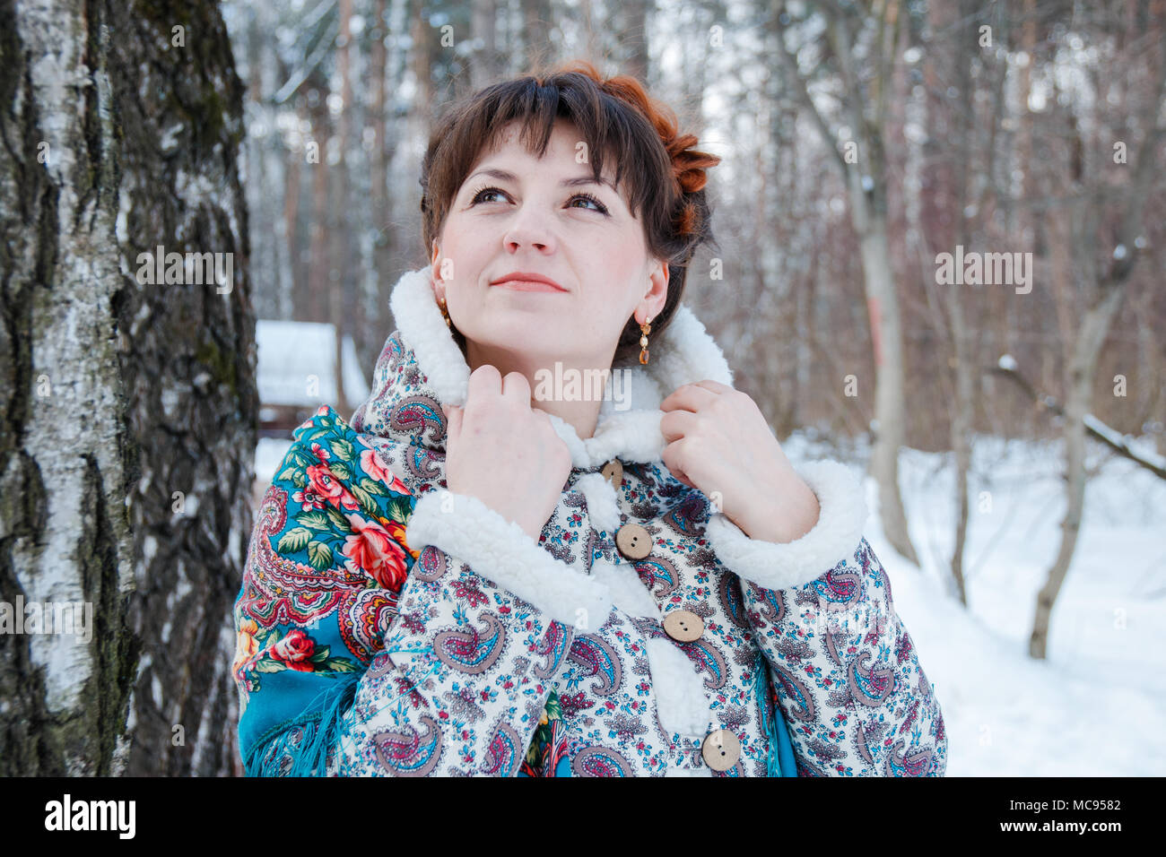 Fille avec de beaux cheveux sur sa tête dans un style folklorique russe ...