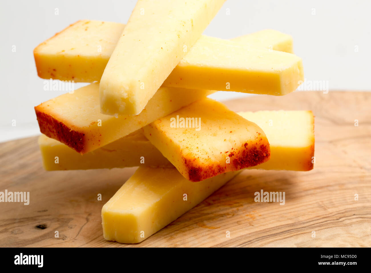 Fromage aromatisé à la fumée Banque de photographies et d’images à ...