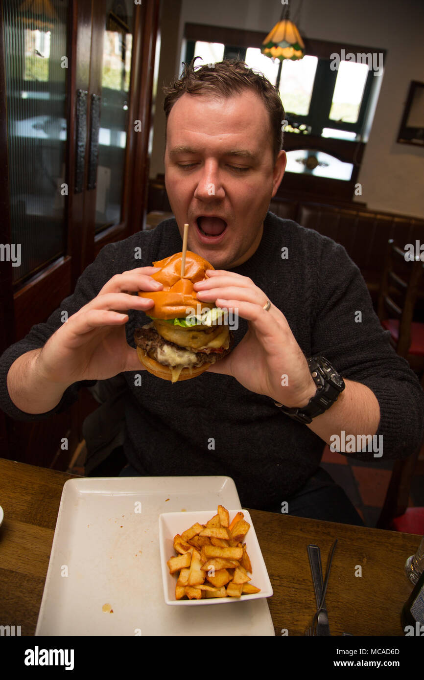 Man eating huge burger Banque de photographies et d’images à haute ...