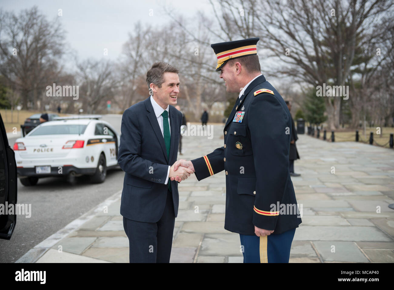 Le colonel Jerry Farnsworth (à gauche), chef d'état-major de l'armée ...