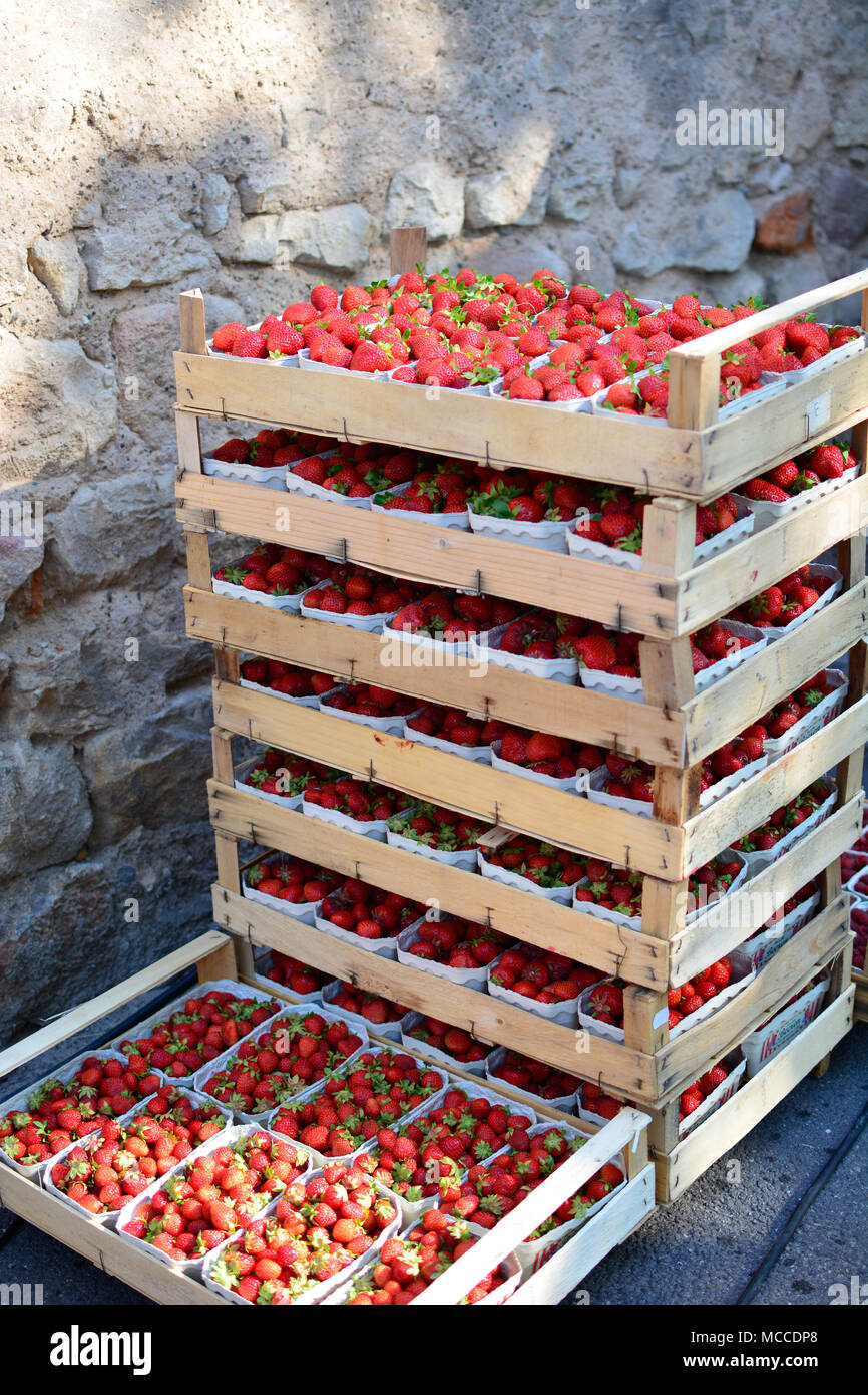 Caisses fraises Banque de photographies et d’images à haute résolution ...