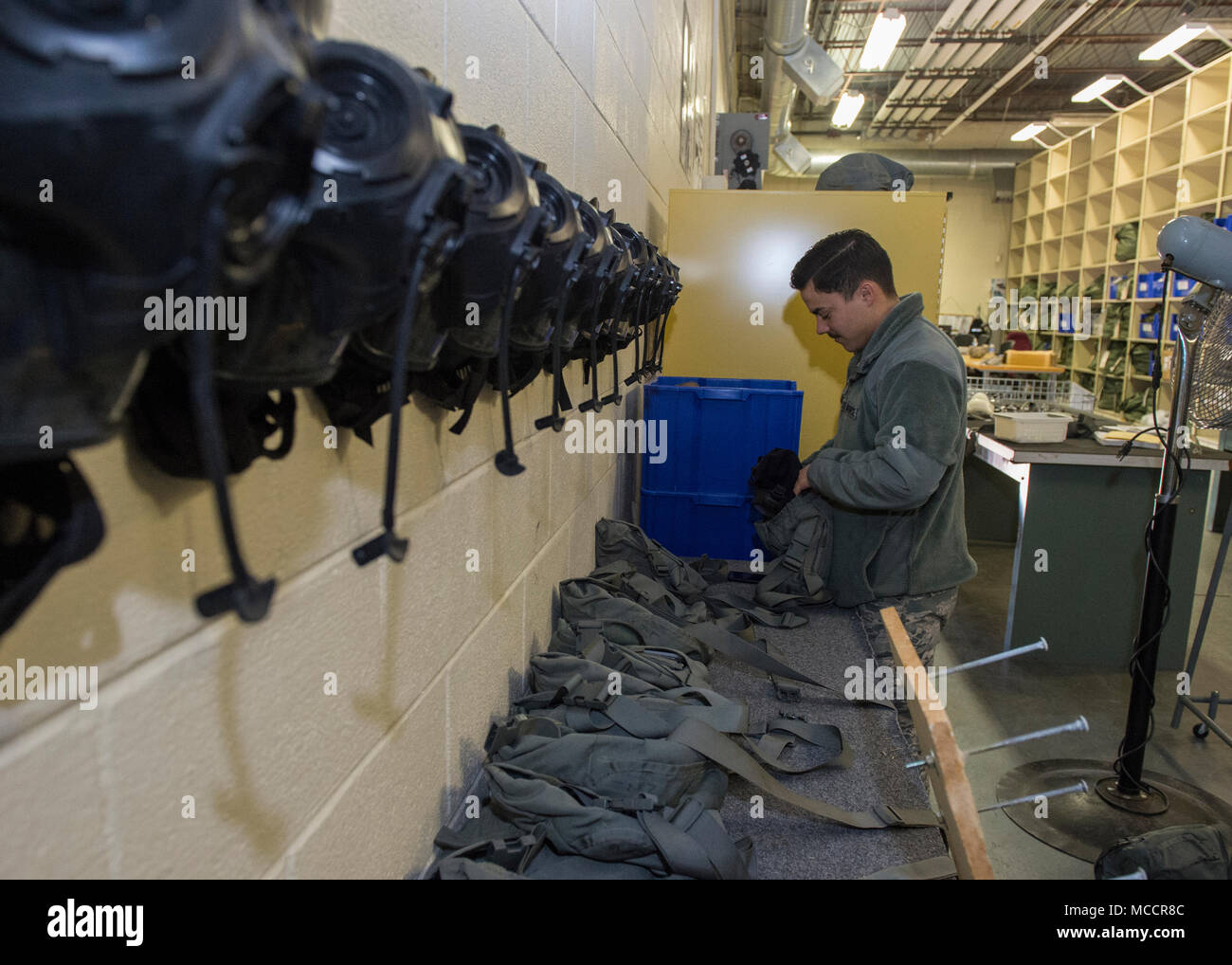 Navigant de première classe Christian Escobedo, un équipement de ...