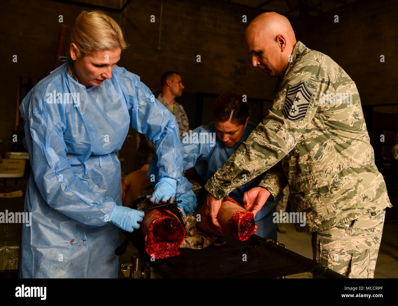 Avril Col Vogel (à gauche), commandant en chef, le sergent-chef. Sarah ...