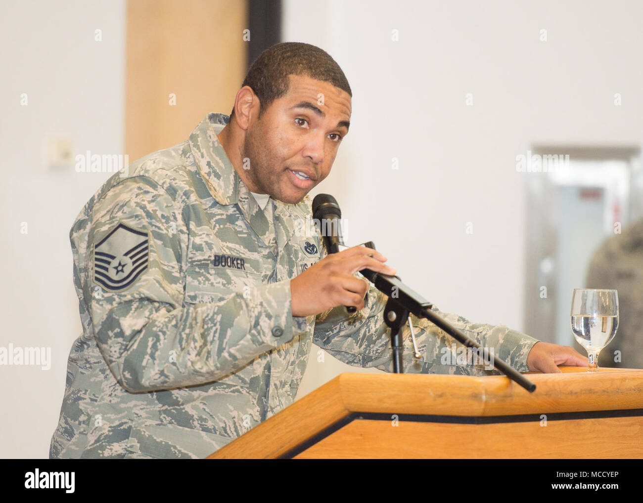Le sergent-chef. Forrest Booker, 436e Escadron de génie civil ...