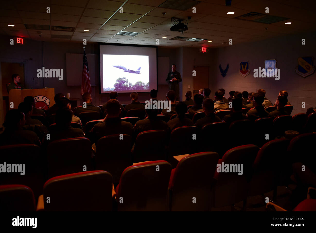 Le colonel Christopher Sage, 4e Escadre de chasse, parle de la mission ...