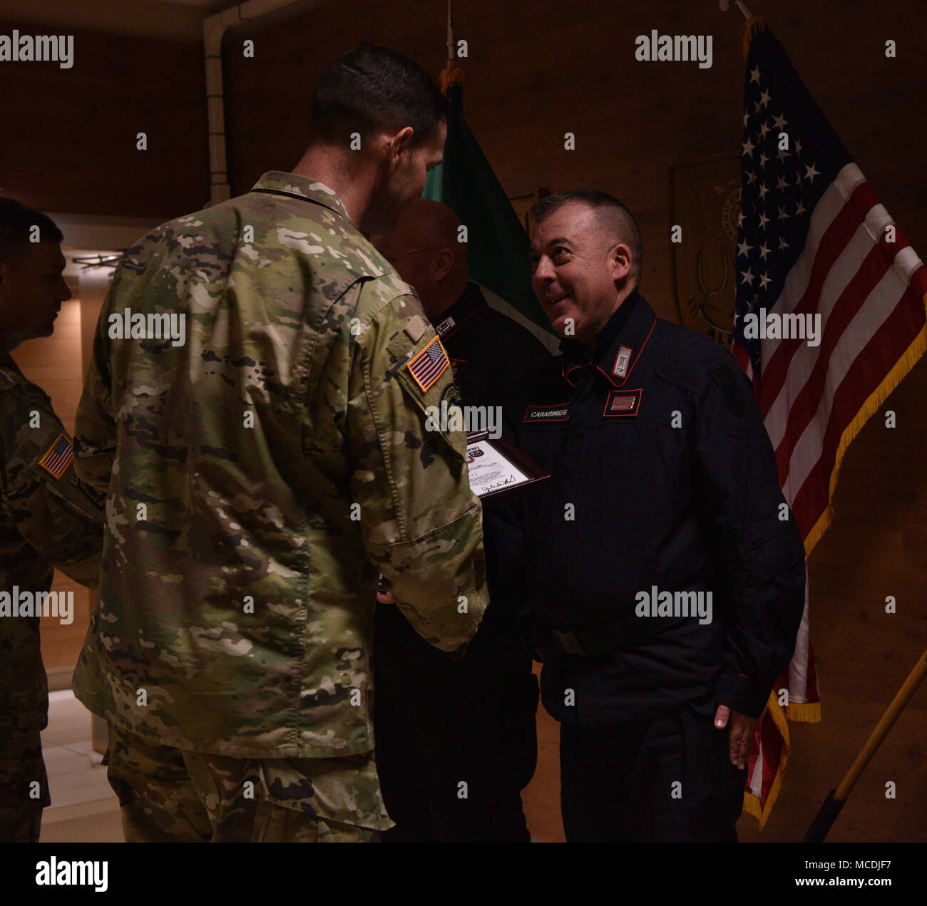 Le colonel Jay Bartholomees CSM et Frank Velez reconnaître le service ...
