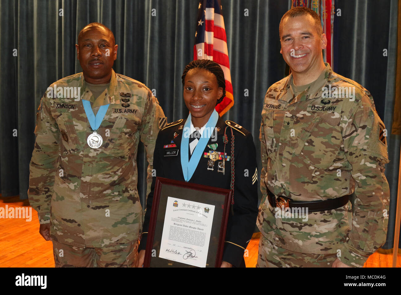 Le Sgt. Antasia Miller (au centre) reçoit une médaille de l'armée, le ...
