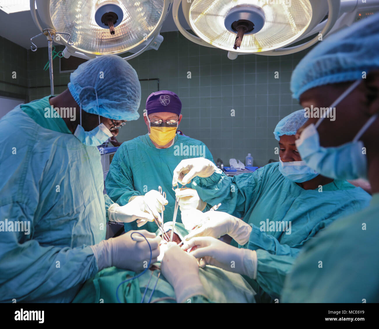 Chirurgie de la thyroïdectomie Banque de photographies et d’images à ...