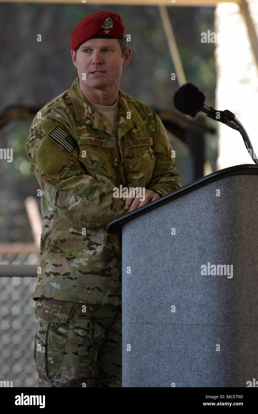 Le Colonel Claude Tudor, Jr. s'adresse aux membres de son unité pour la ...