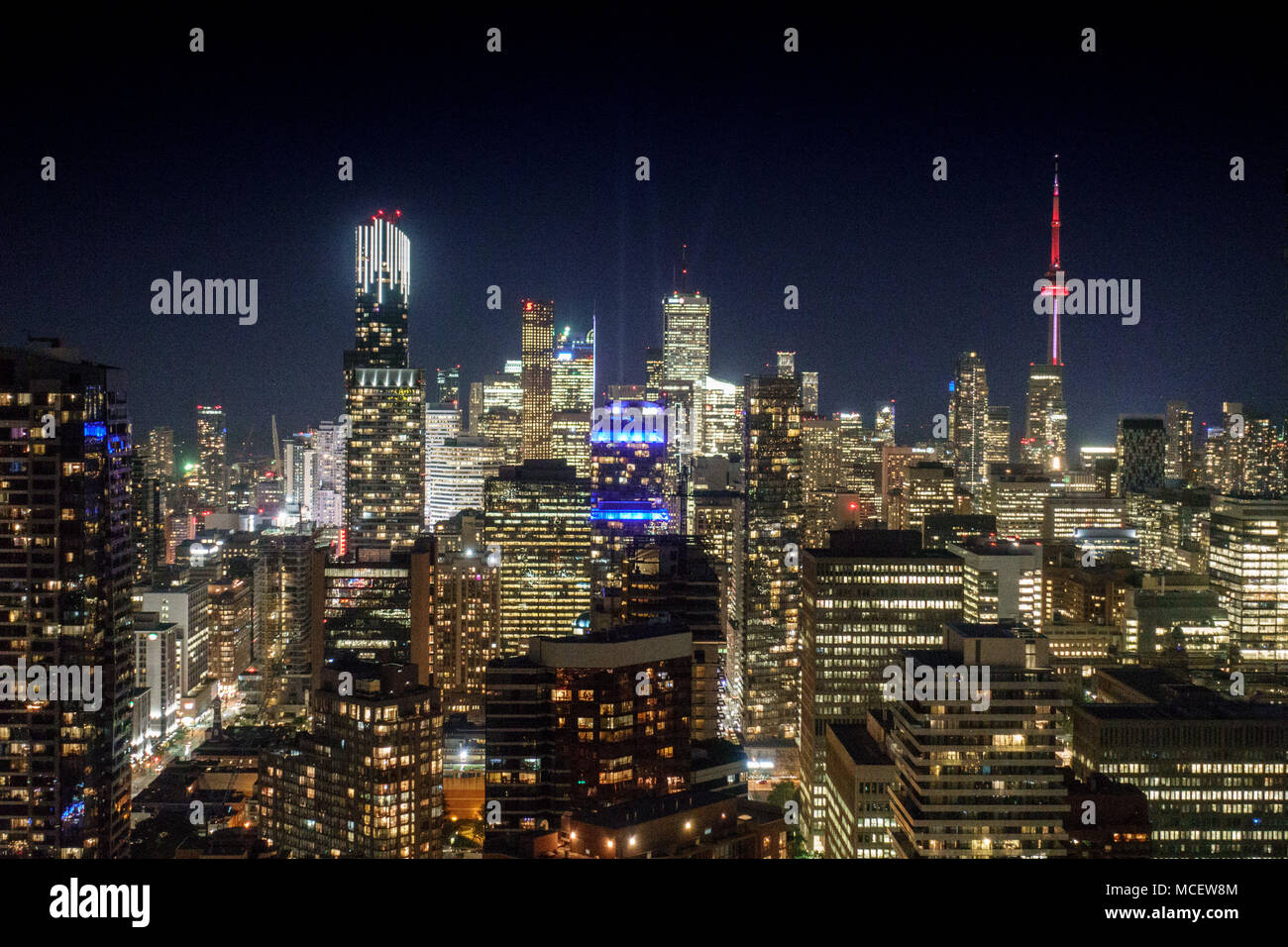 Toronto city night color Banque de photographies et d’images à haute ...