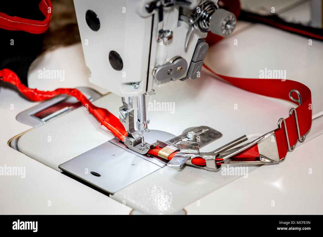 Overlock sewing machine Banque de photographies et d’images à haute ...