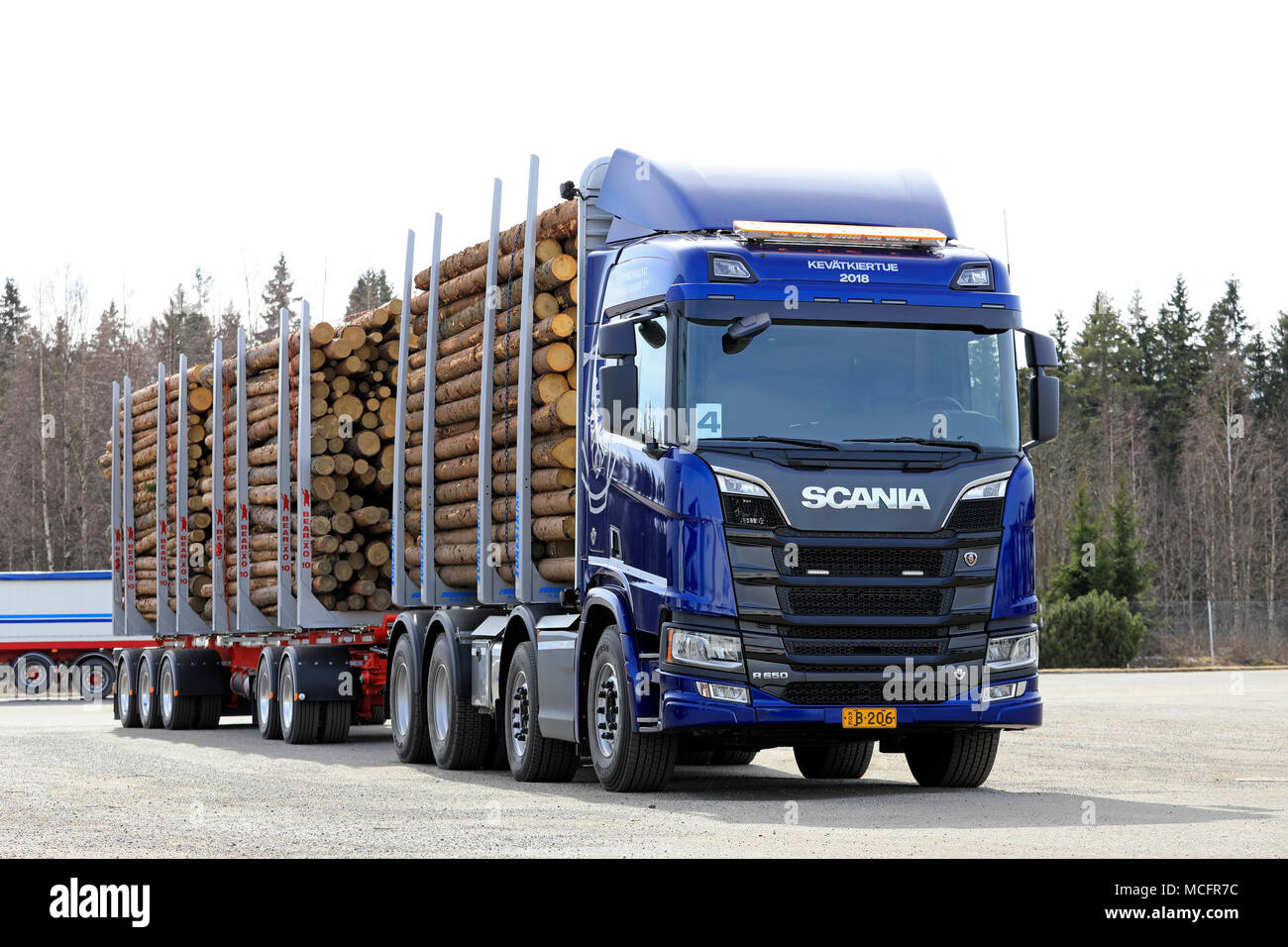 LIETO, FINLANDE - le 12 avril 2018 : Nouveau bleu Scania R650 Scania ...