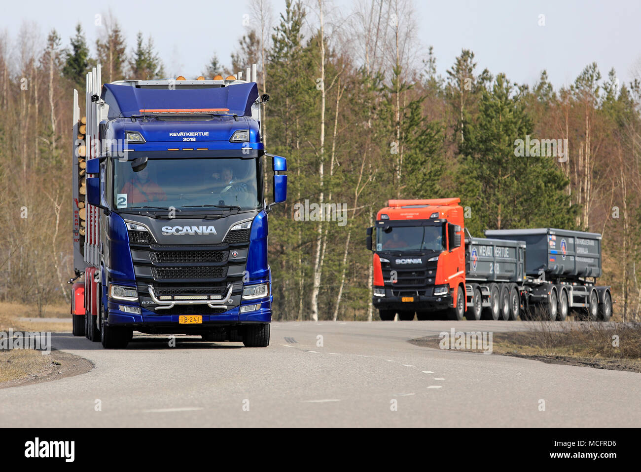 LIETO, FINLANDE - le 12 avril 2018 : Blue Scania R730 et R650 de ...