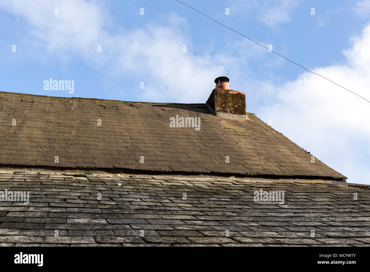 Recouvrir le toit de maille et de bitume Banque de photographies et d ...