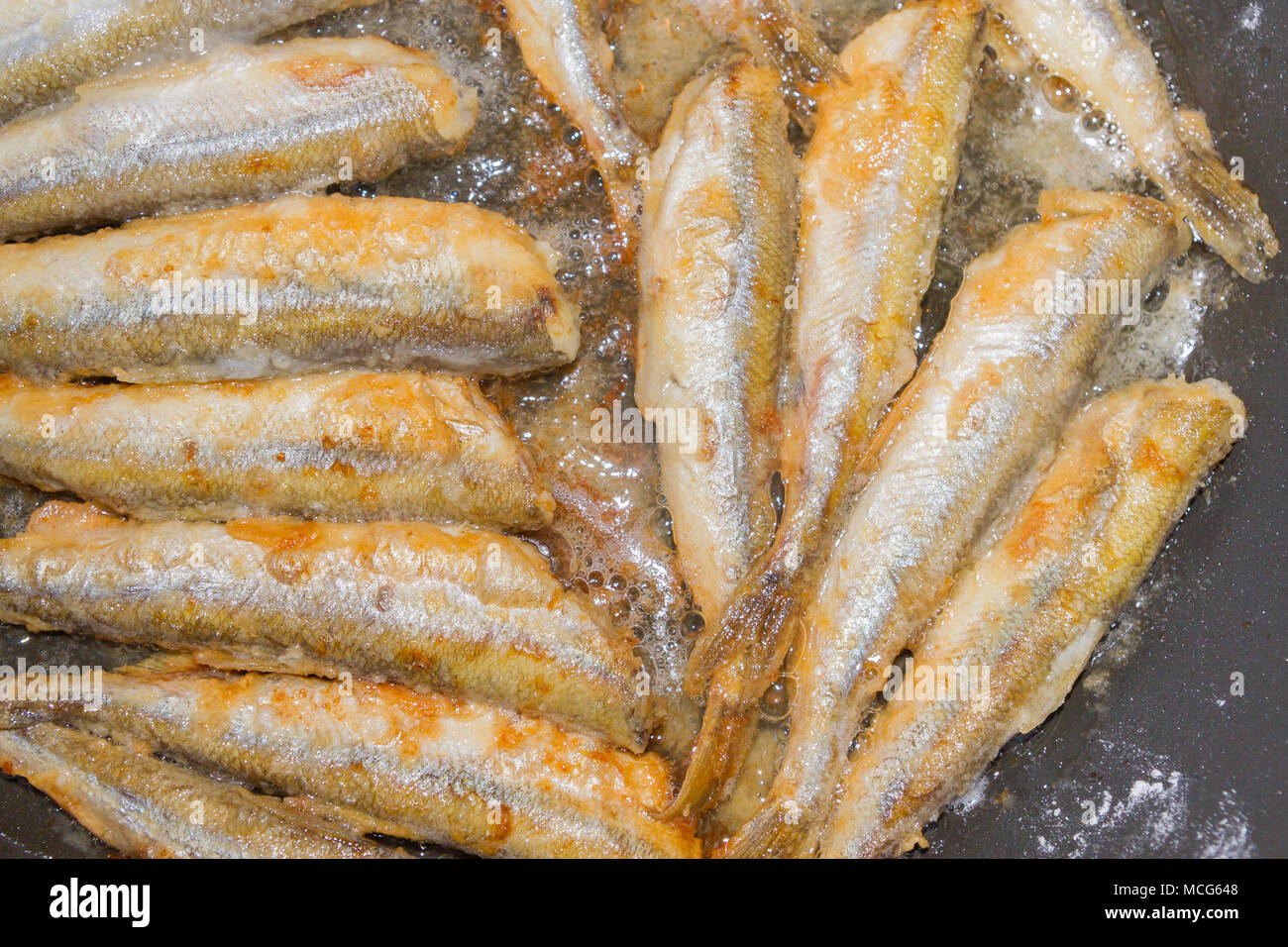 La cuisson du poisson frit sentait roulée dans la farine Photo Stock ...