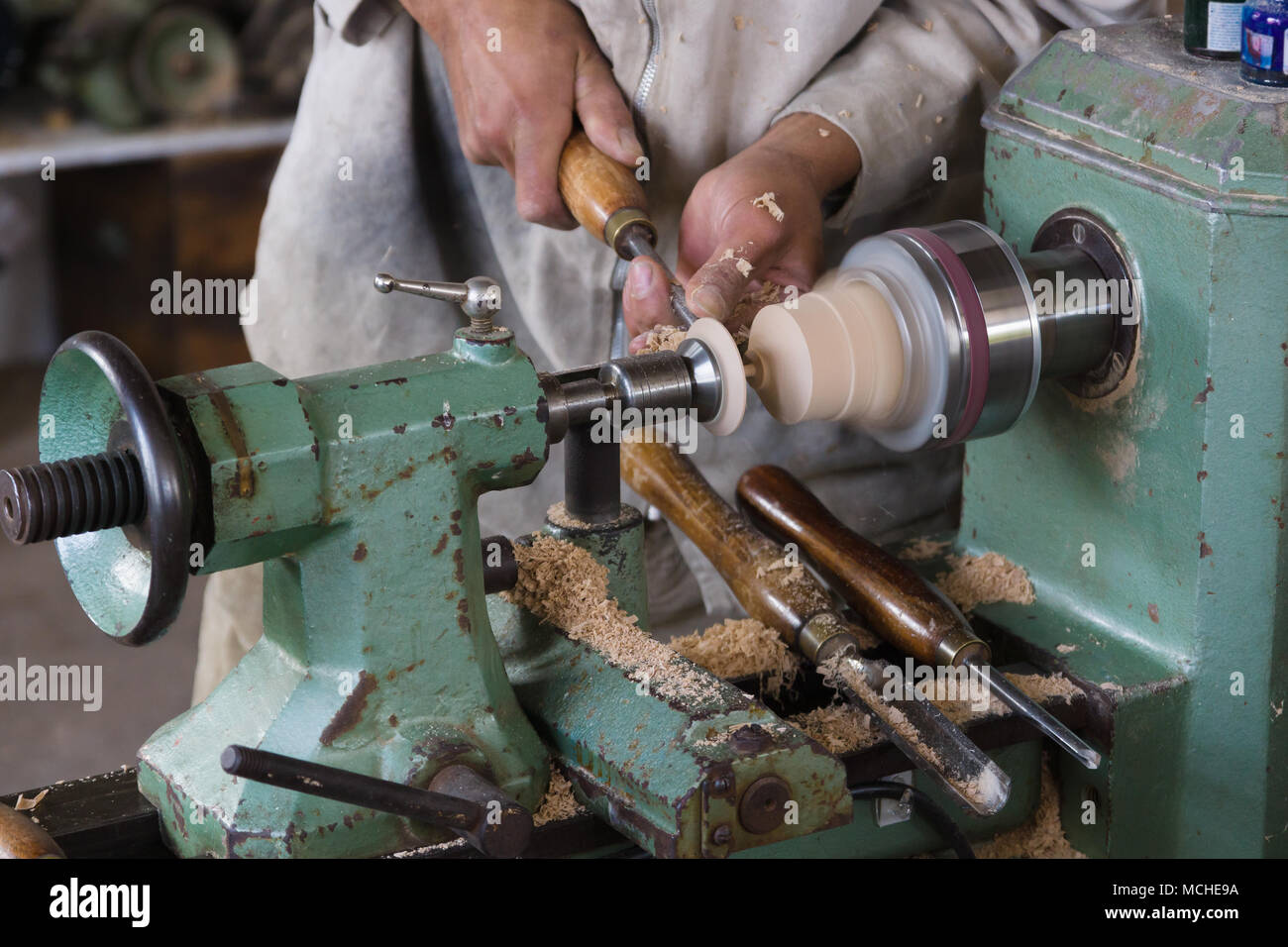 Le tournage du bois et les gouges de tournage utilisé par un artisan turner pour produire une ...