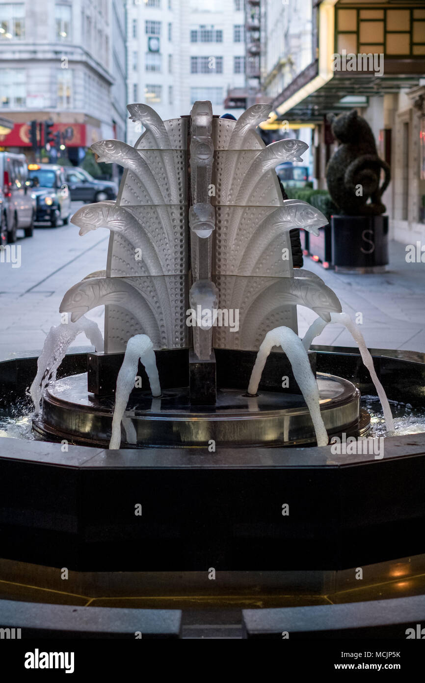 Lalique fontaine aux poissons Banque de photographies et d’images à ...