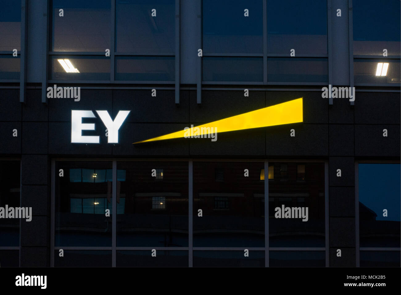 Ernst and young building Banque de photographies et d’images à haute ...