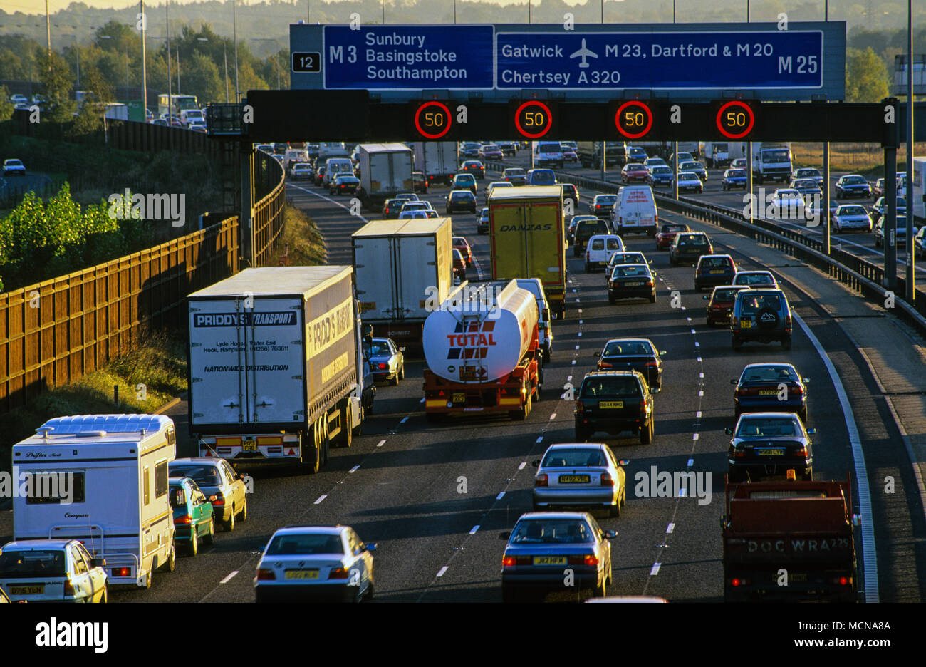 Traffic jam m25 Banque de photographies et d’images à haute résolution ...