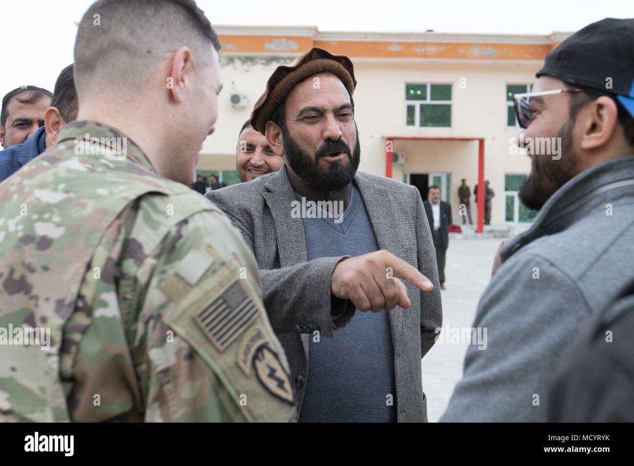 Le lieutenant-colonel Christopher DeMure, commandant, Force ...