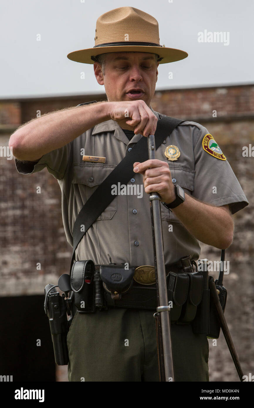 Benjamin Fleming, ranger du parc de Fort Macon State Park, a parlé de l'histoire sur le fusil ...