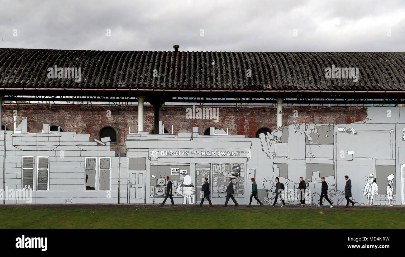 L'artiste Mick Peter(L) aux côtés des membres du public qui se promus ...