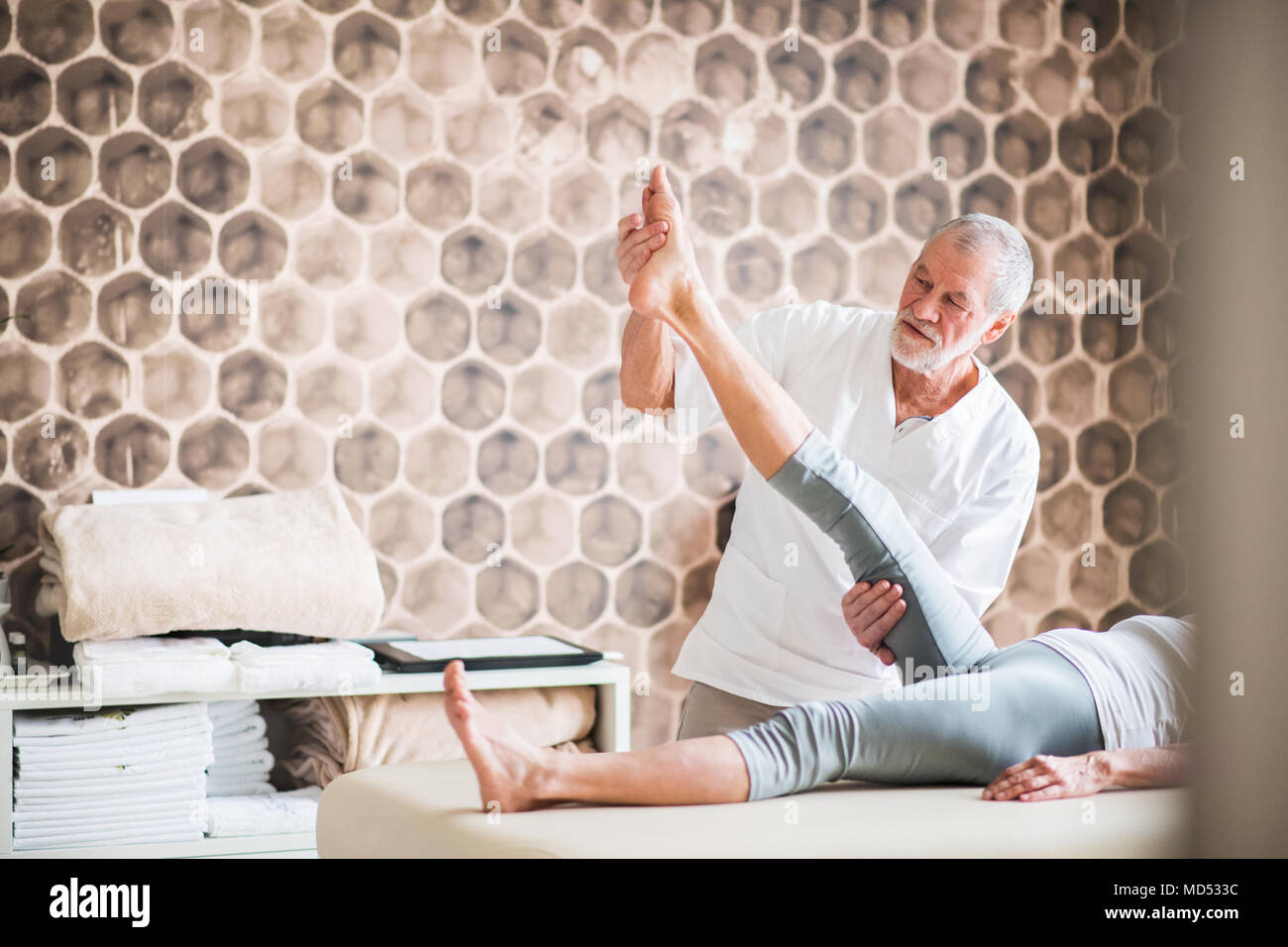 Massage Homme Jambe Banque d'image et photos - Alamy