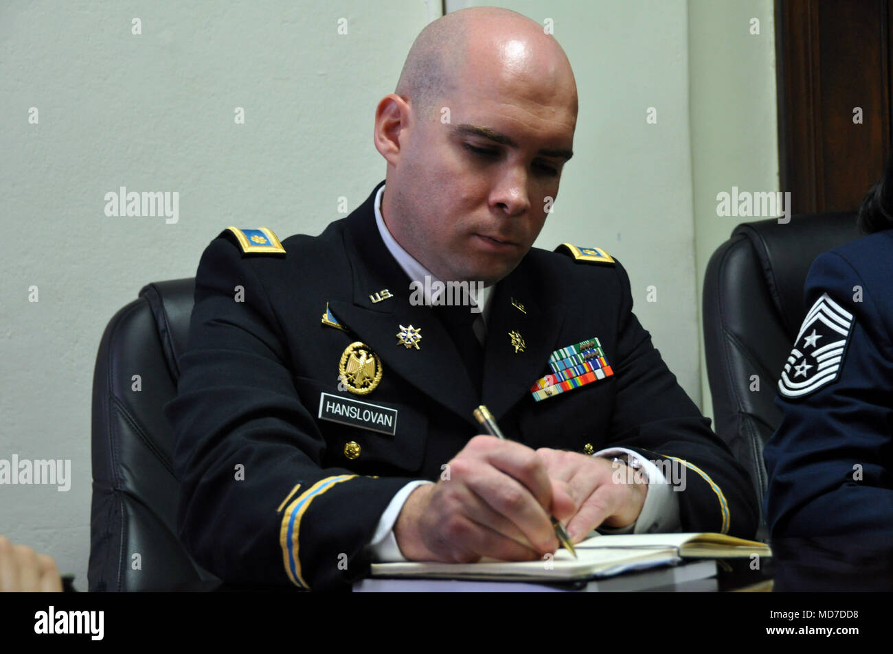 Le major Jason Hanslovan, officier des affaires bilatérales, District ...