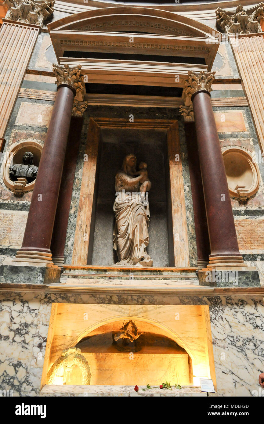 Tombeau de raphaël au panthéon de rome Banque de photographies et d ...