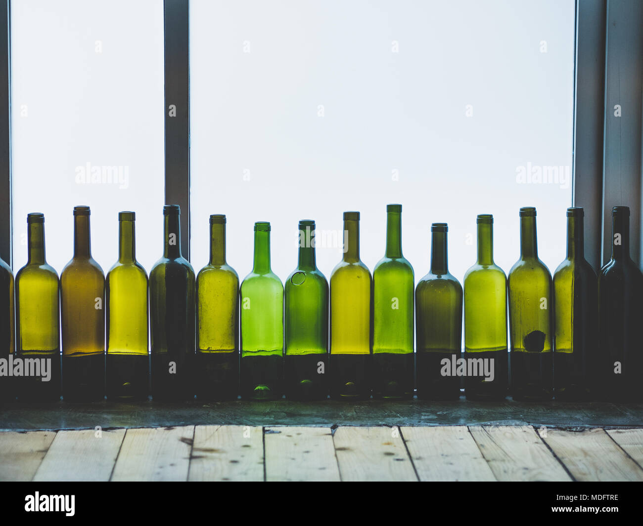 Bouteilles de vin vert Banque de photographies et d’images à haute ...