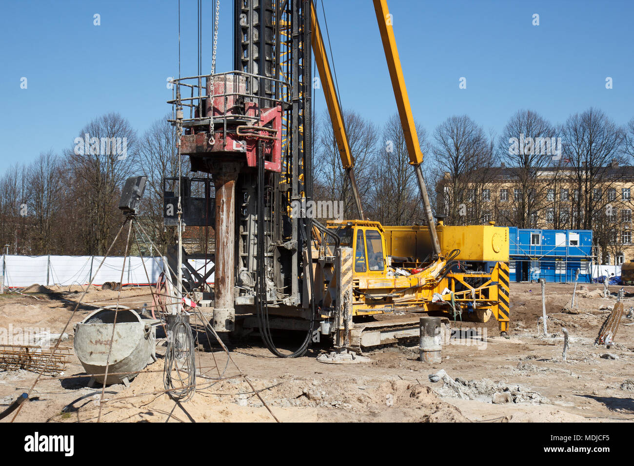 Machine d'alésage de pieux. Une pile driver est un dispositif mécanique ...