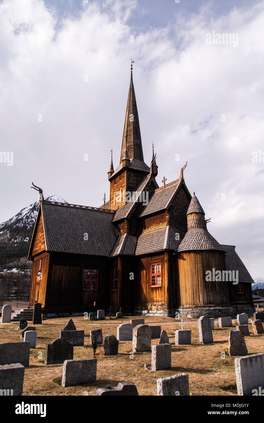 Lom stavkirke Banque de photographies et d’images à haute résolution ...