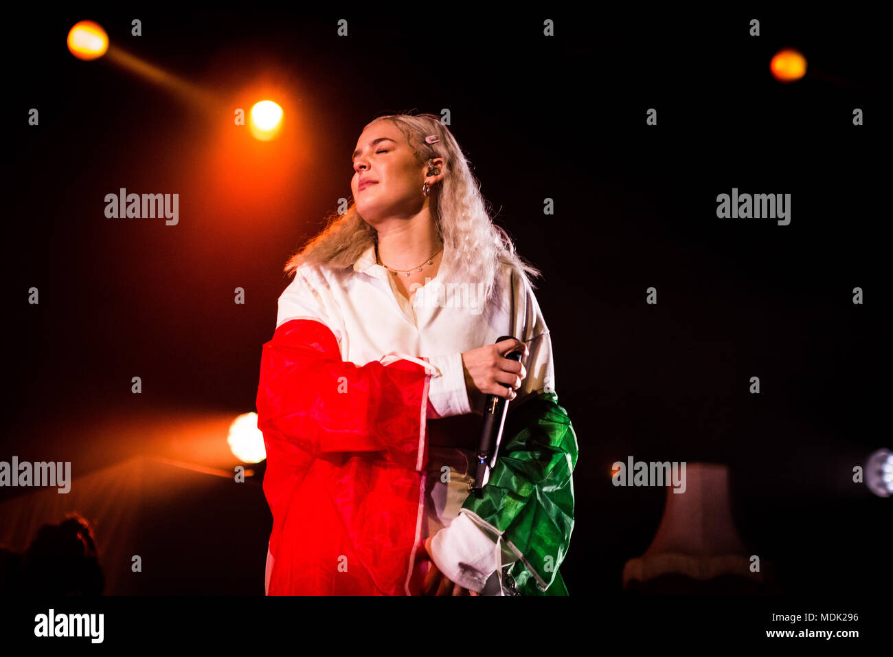 Chanteuse anne marie Banque de photographies et d’images à haute ...