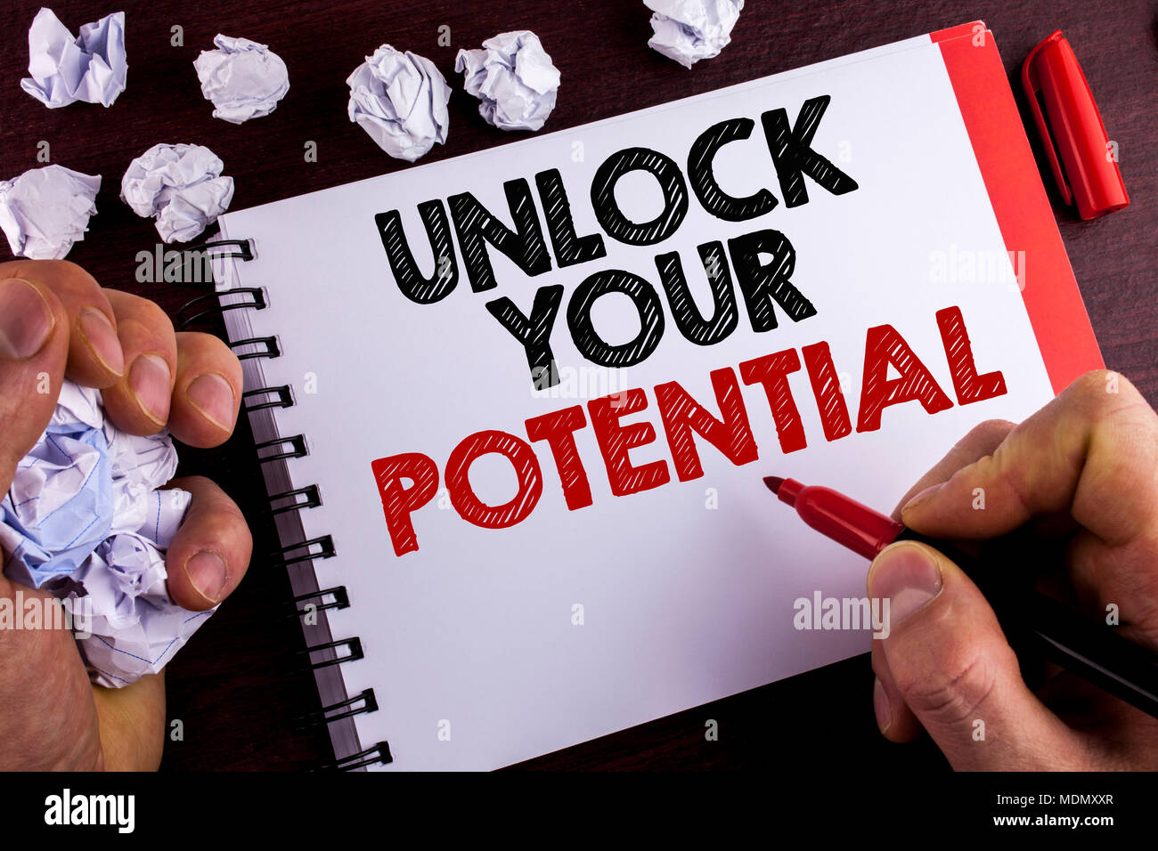 La main conceptuel montrant déverrouiller votre potentiel. Texte photo ...