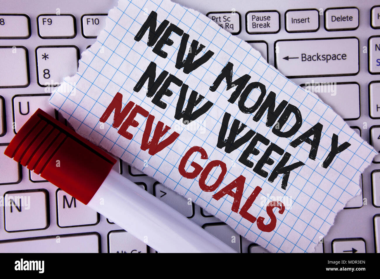 Main conceptuel montrant l'écriture nouvelle lundi nouvelle semaine de ...