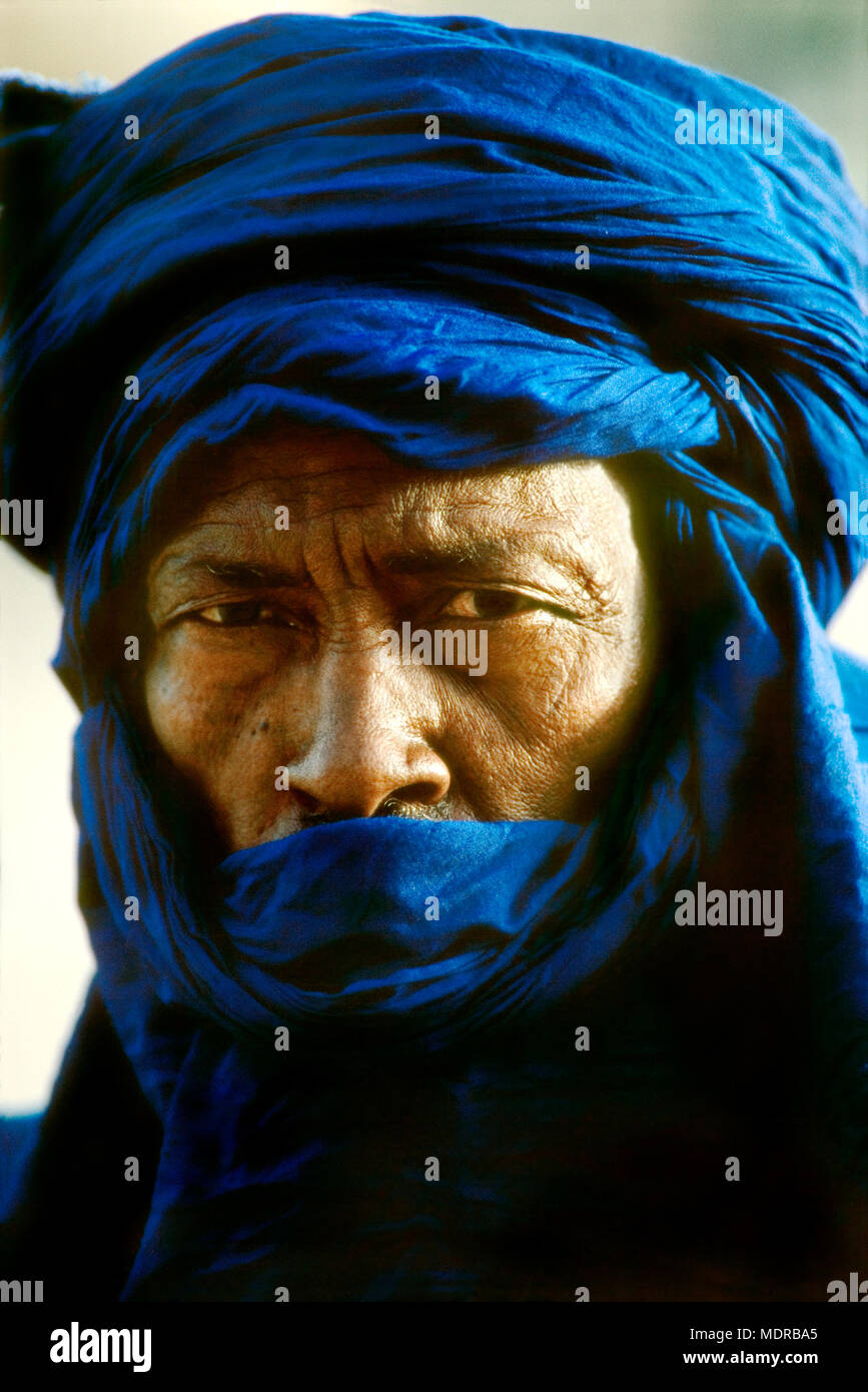Tombouctou, Mali ; portrait d'un homme touareg avec turban bleu Photo ...
