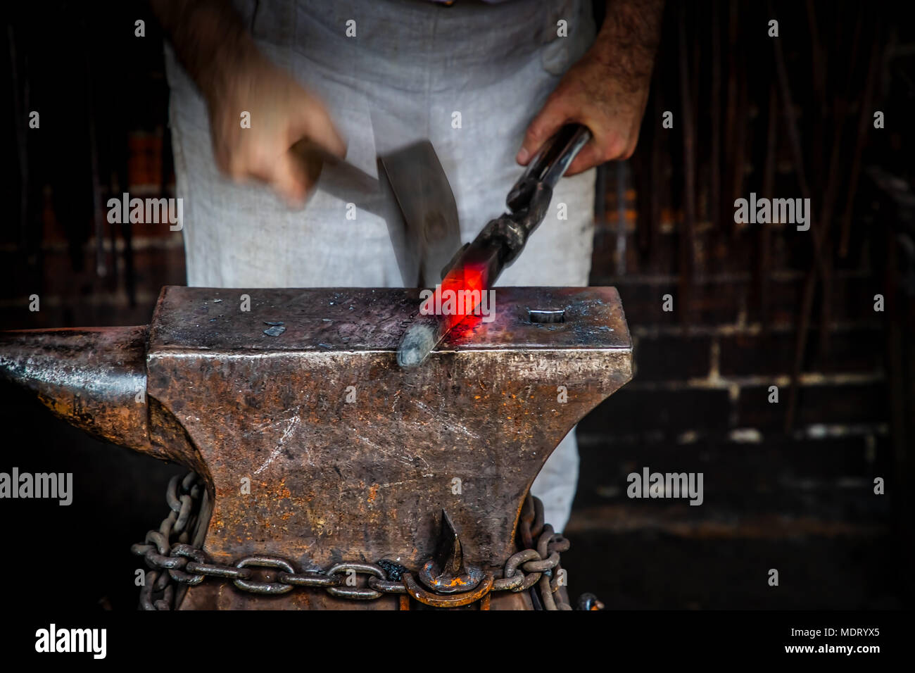 Un forgeron Virginie pratiquer son métier sur une enclume dans un pays ...