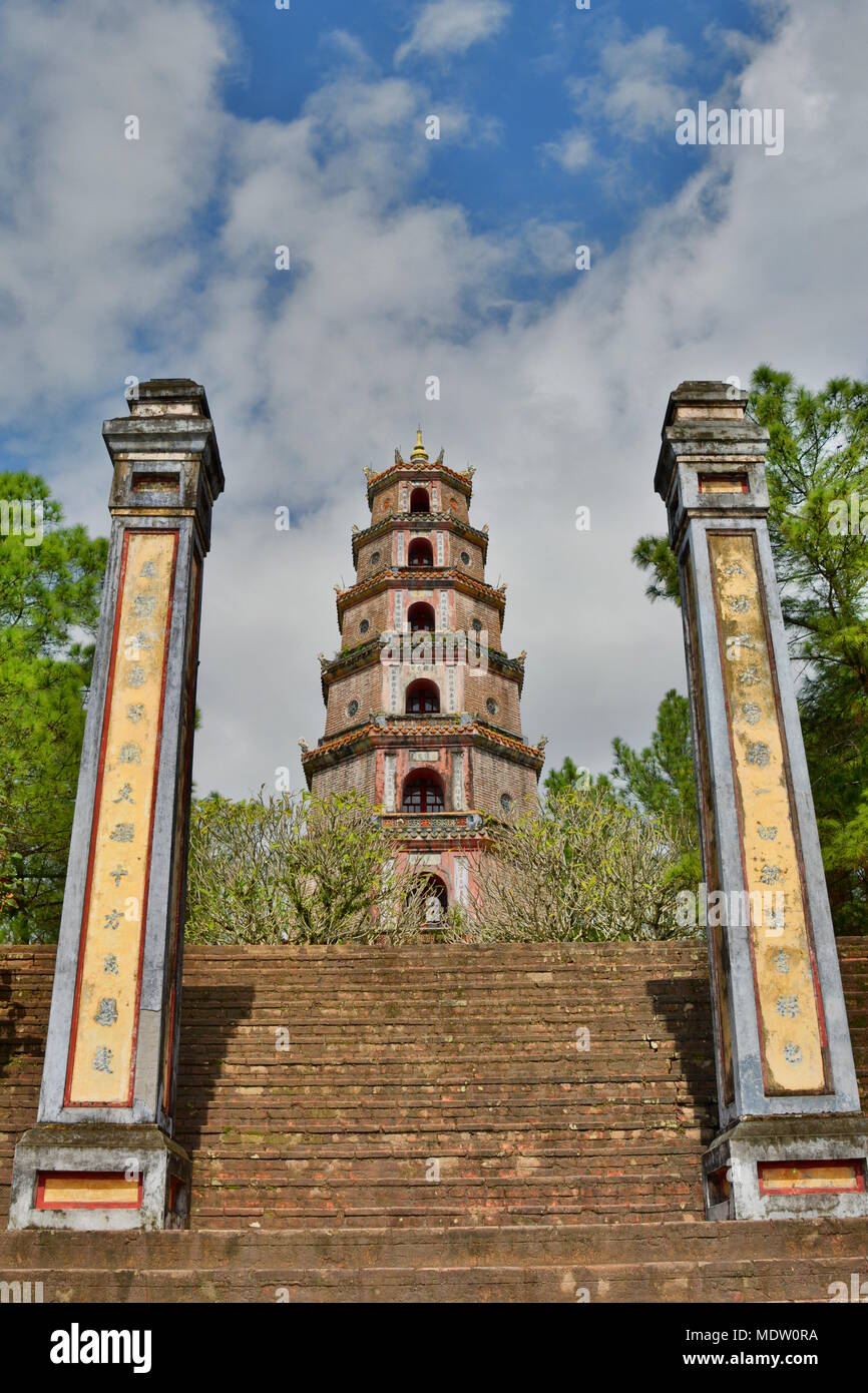 Pagode de la Dame Céleste. La pagode de Thien Mu. Hue. Vietnam Photo ...