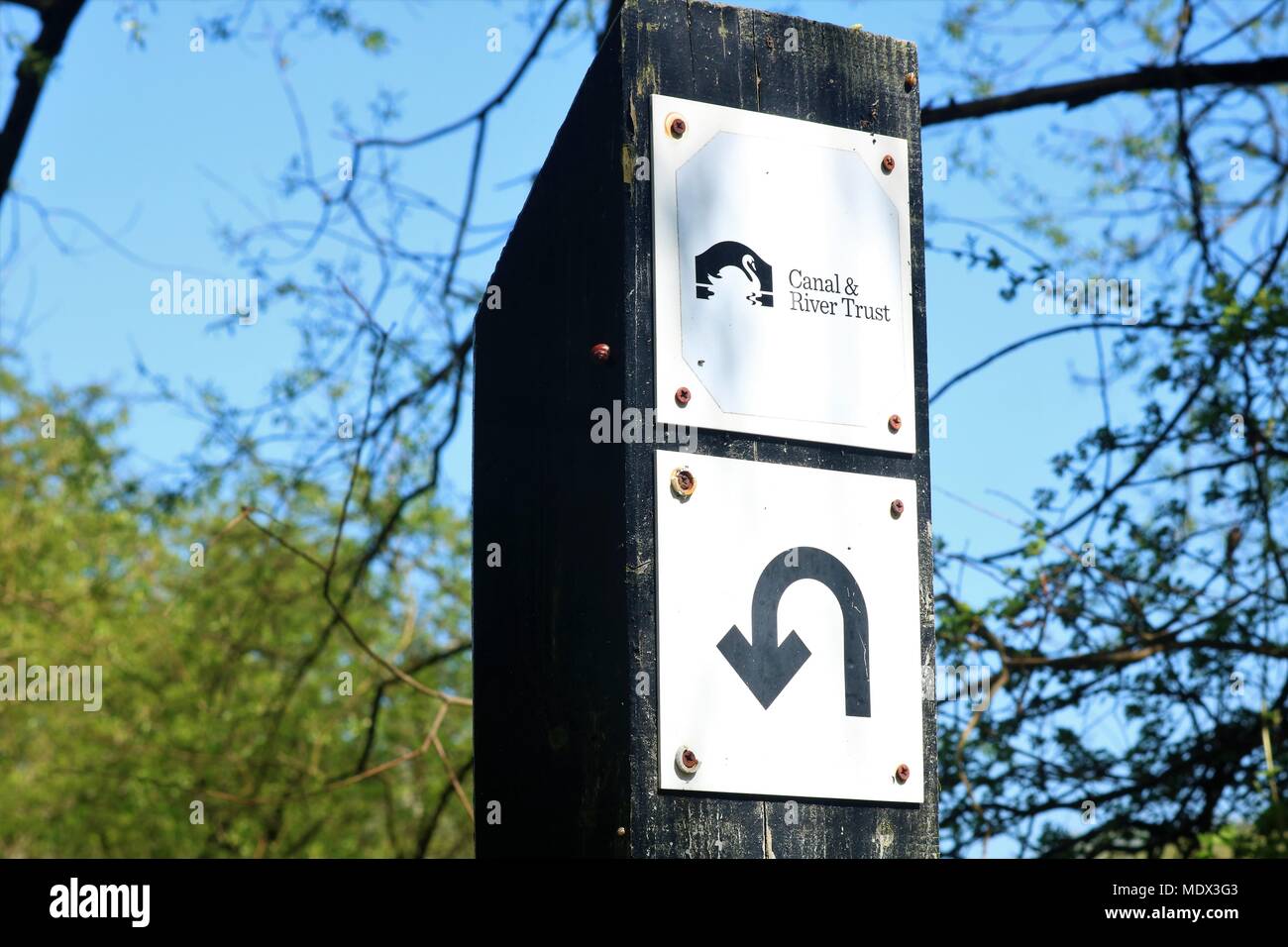 Canal et Riverside Trust signe noir et blanc affichant le symbole ...