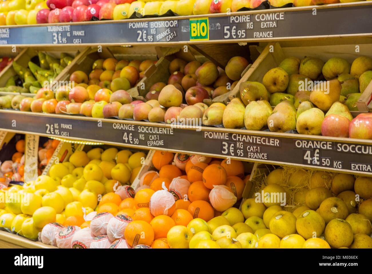 Paris fruits and vegetables shop Banque de photographies et d’images à ...