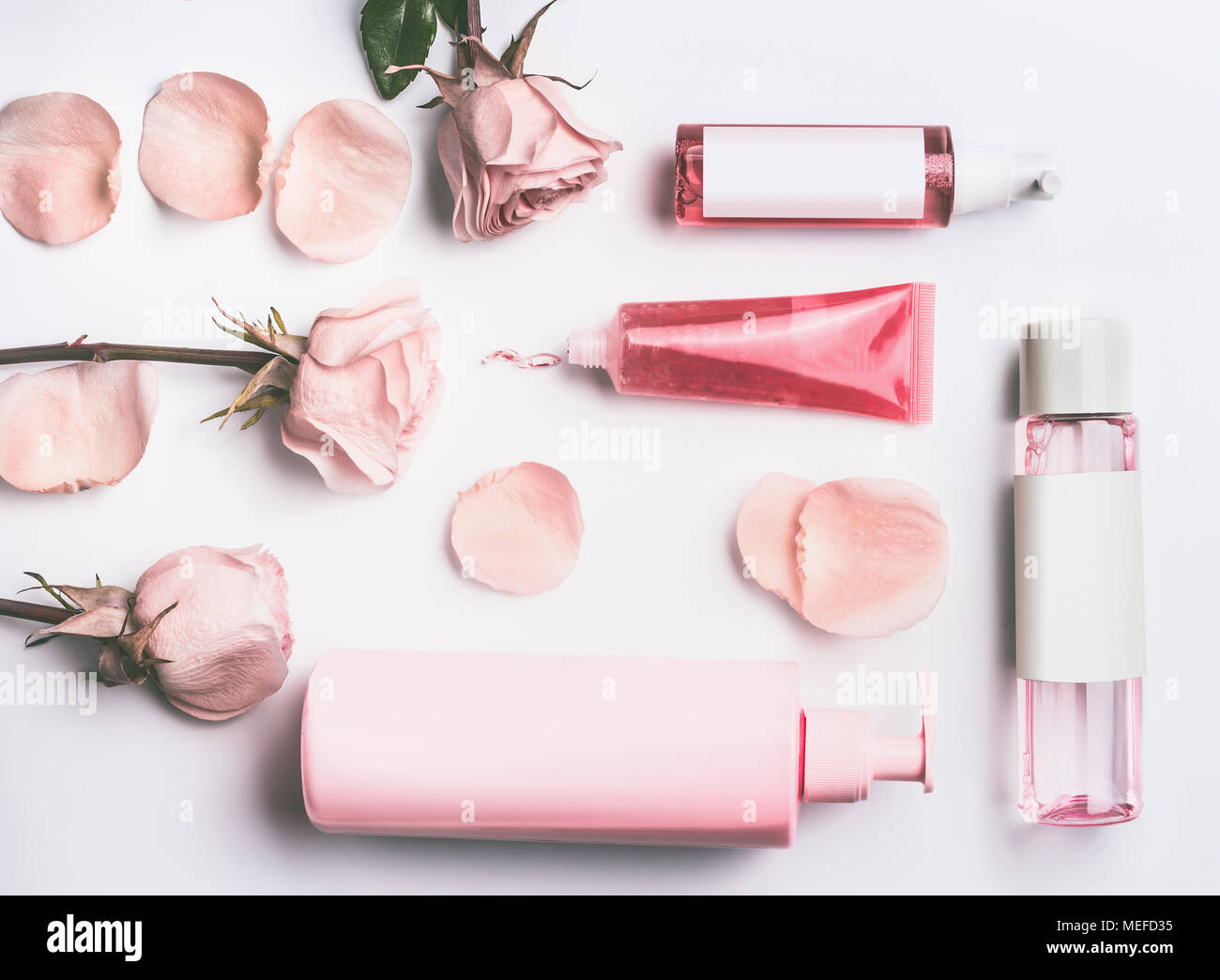 Produits cosmétiques naturels rose avec des roses huile essentielle ...