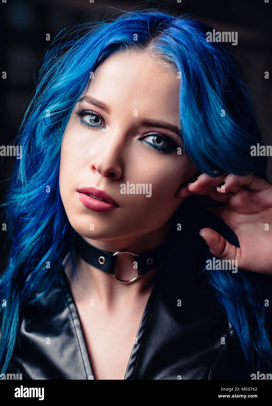 Closeup Portrait Dune Jolie Jeune Fille Aux Cheveux Bleus Modèle