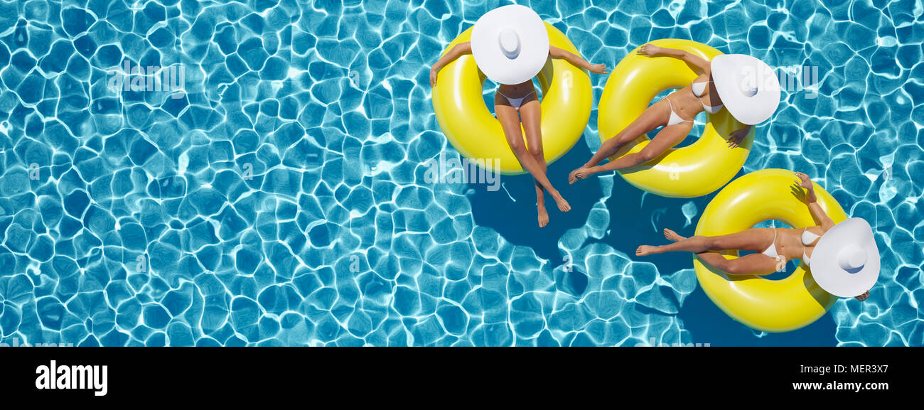 Fille En Bikini Jaune Au Bord De La Piscine Banque De Photographies Et