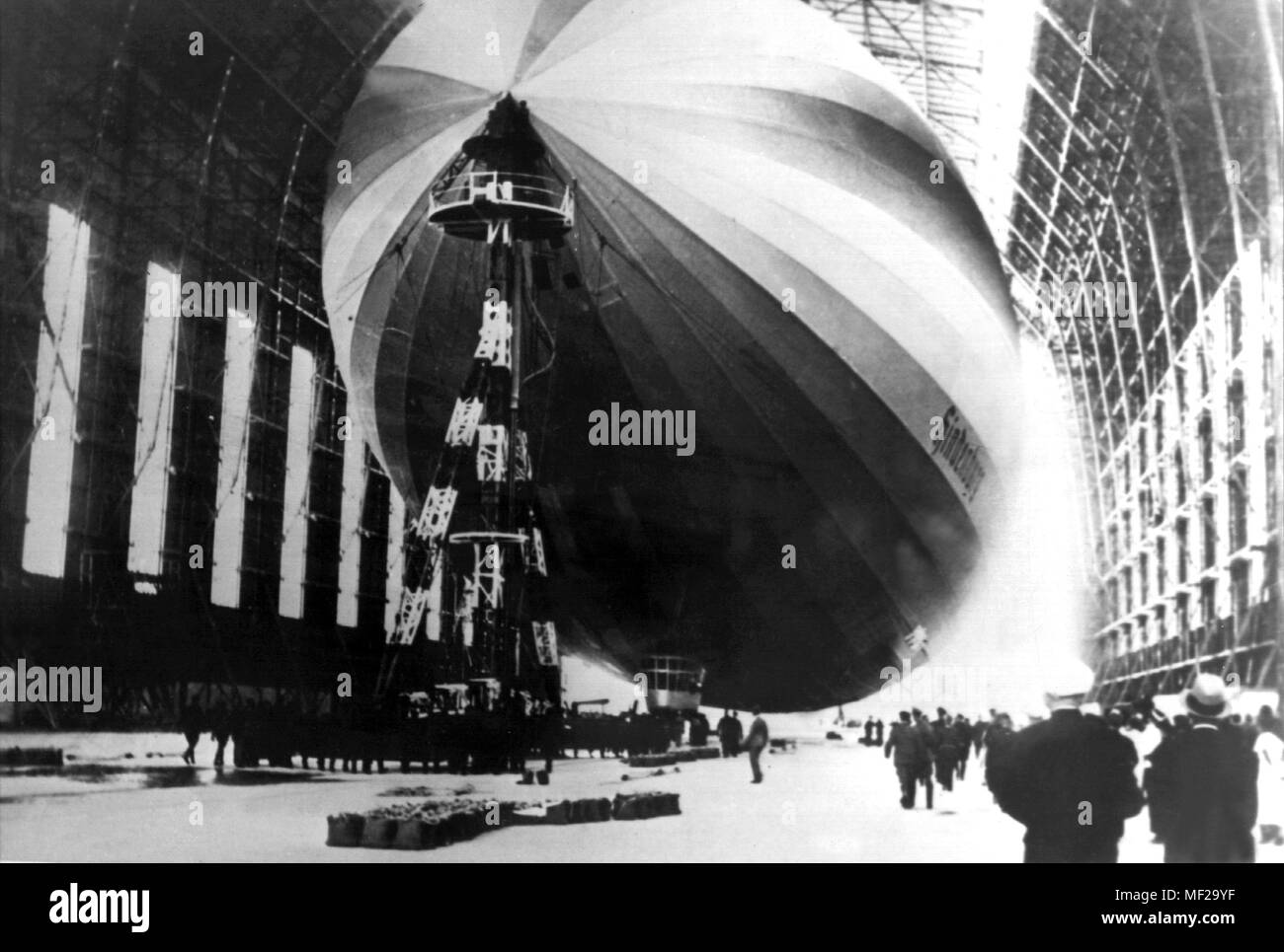 Le Zeppelin LZ 129 Hindenburg' dans 'un dirigeable hangar de l'aéroport ...