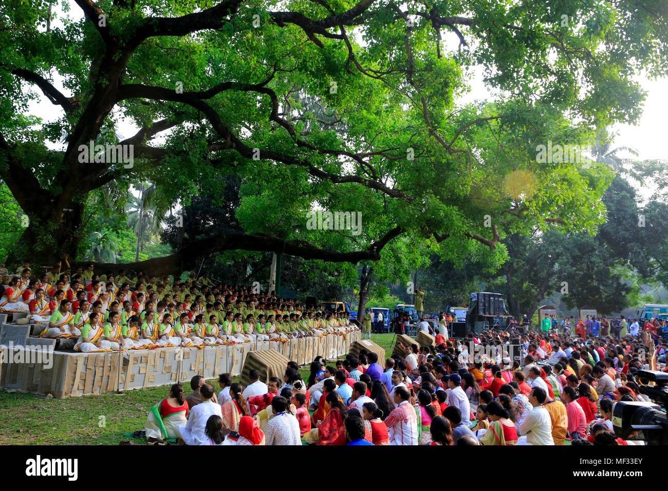 Chhayanaut's Singers chantent une chanson Boishakhi pour célébrer ...