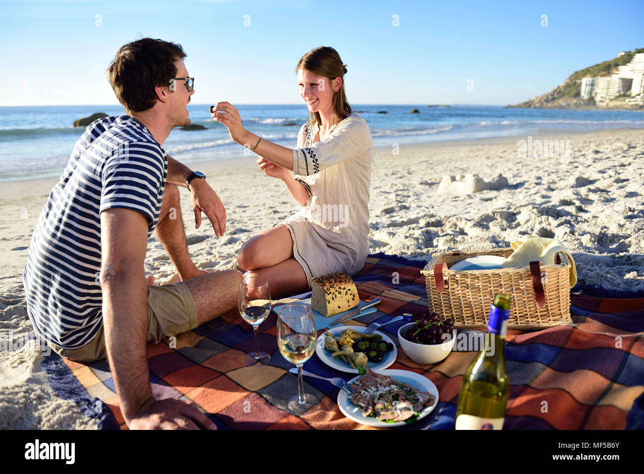 Couple amoureux sur la plage Banque de photographies et d’images à ...