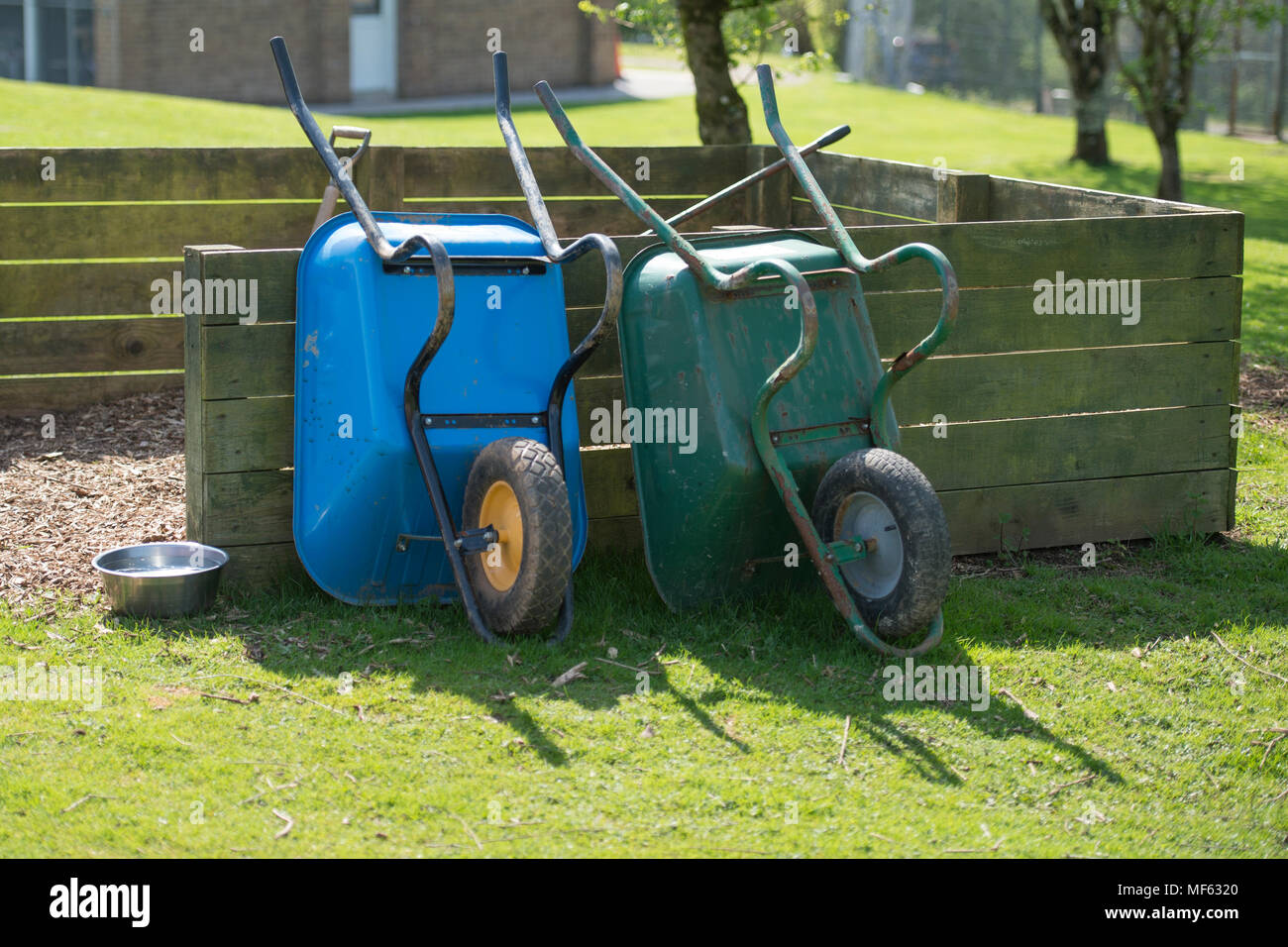 Brouette de jardinage Banque de photographies et d’images à haute ...