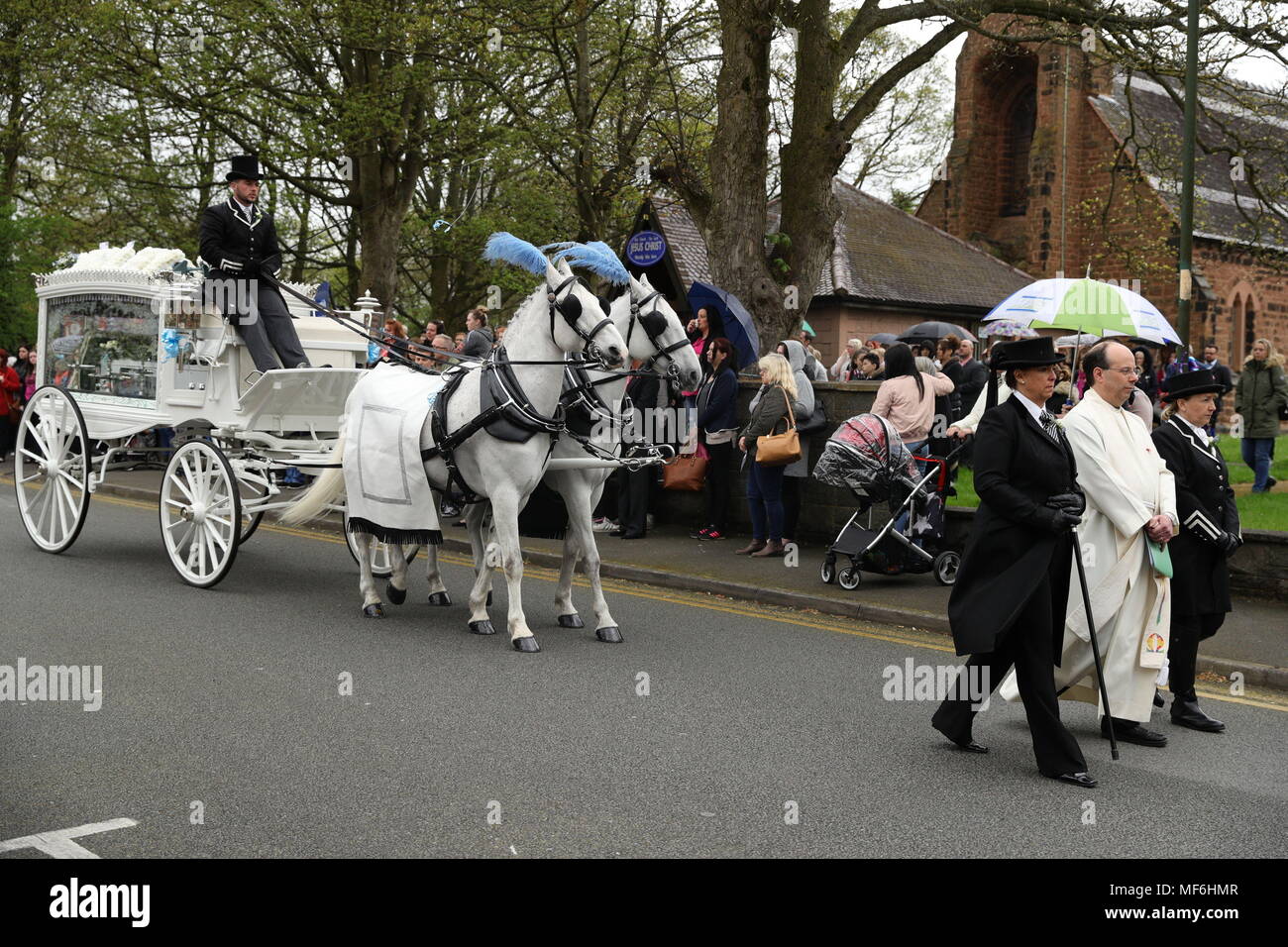 Un corbillard transportant le cercueil de huit ans, poignardée Mylee ...