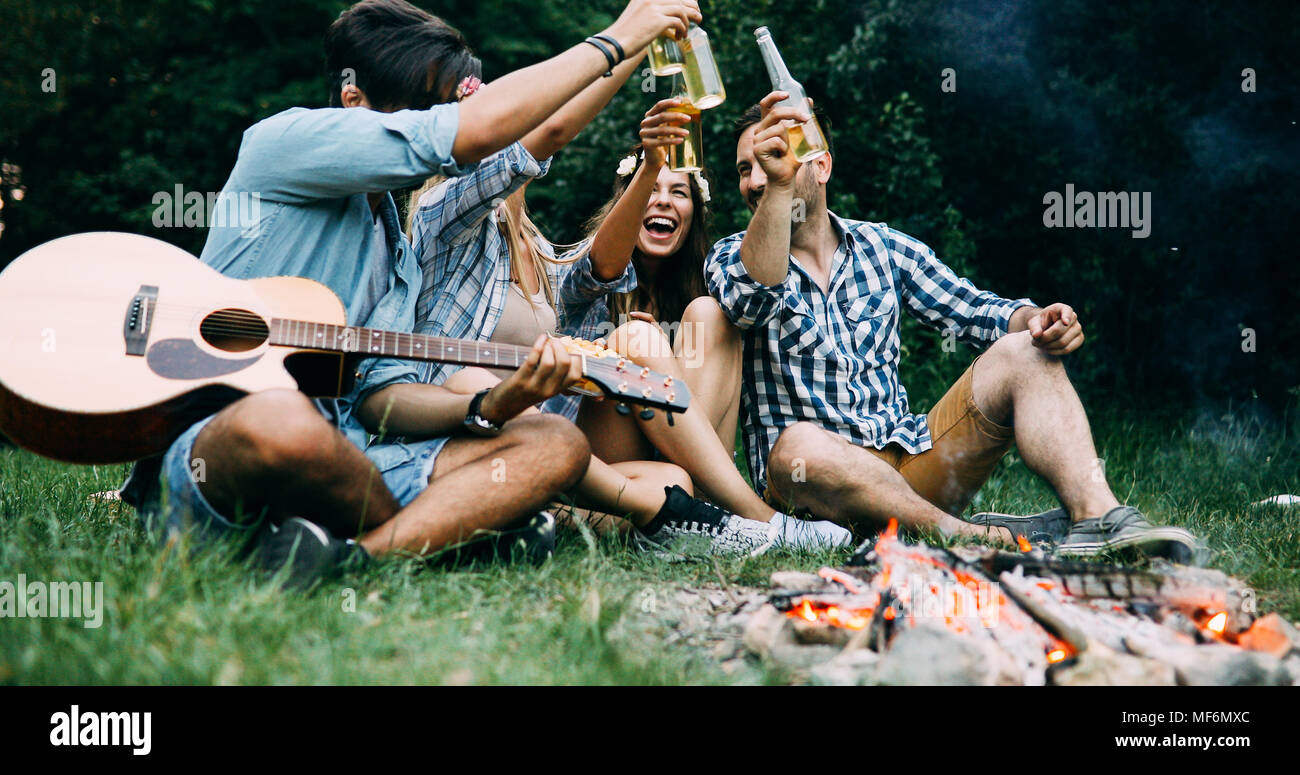 Amis camping Banque de photographies et d’images à haute résolution - Alamy
